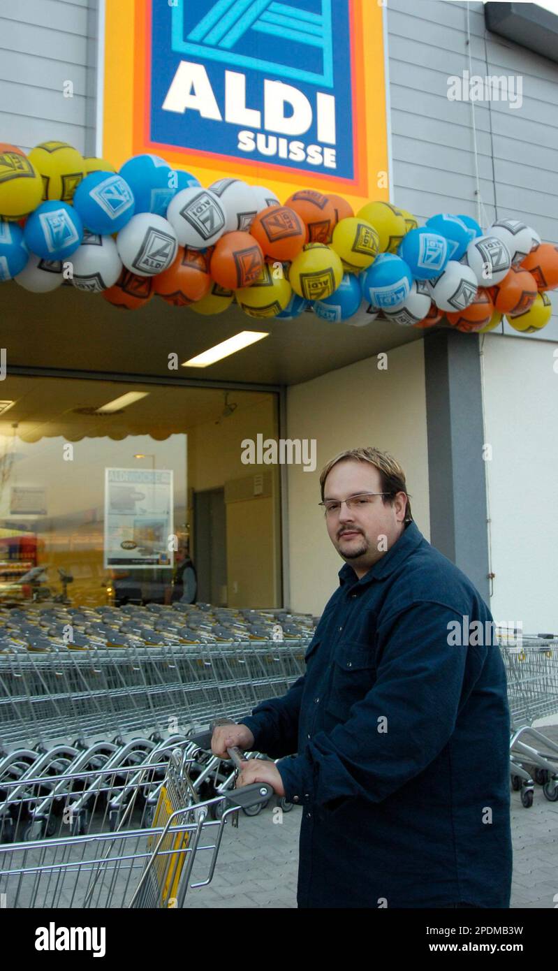 Kunde Markus Dehaut wartet auf die Eroeffnung der Aldi Suisse Filiale ...