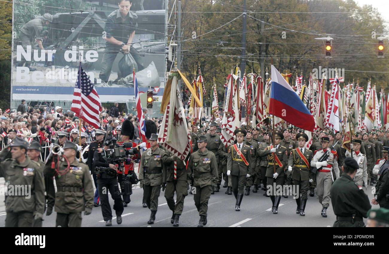 Soldaten aus Oesterreich maschieren am Mittwoch, 26. Oktober 2005, bei ...