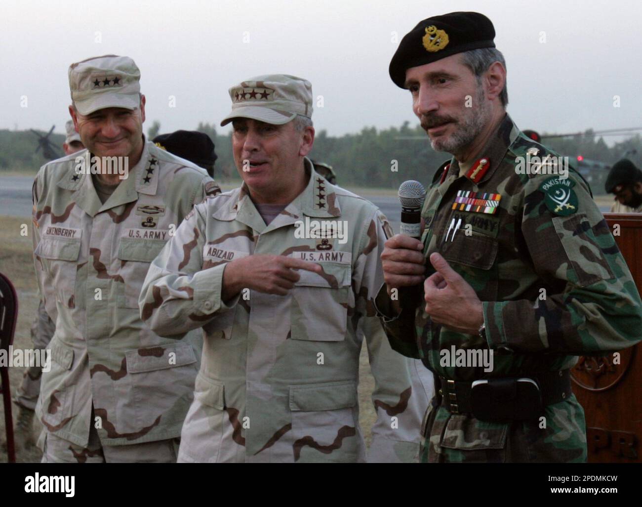 Gen. John Abizaid, center, chief of U.S. Central Command, shares light ...