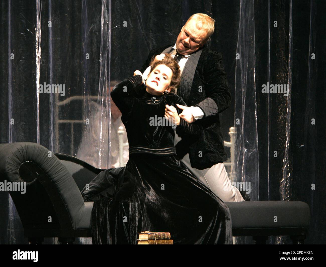 Cornelia Salje inder Rolle der Mila Vakova und Jorma Silvasti als Zivny ...