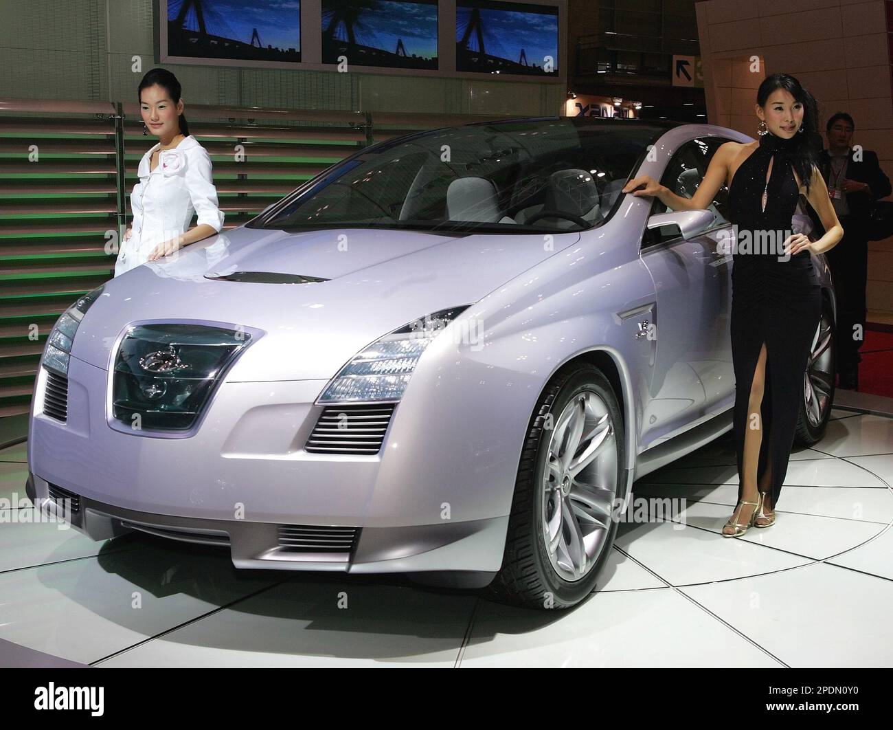Models pose next to Kia Motors' "NEOS-3" concept crossover vehicle at ...