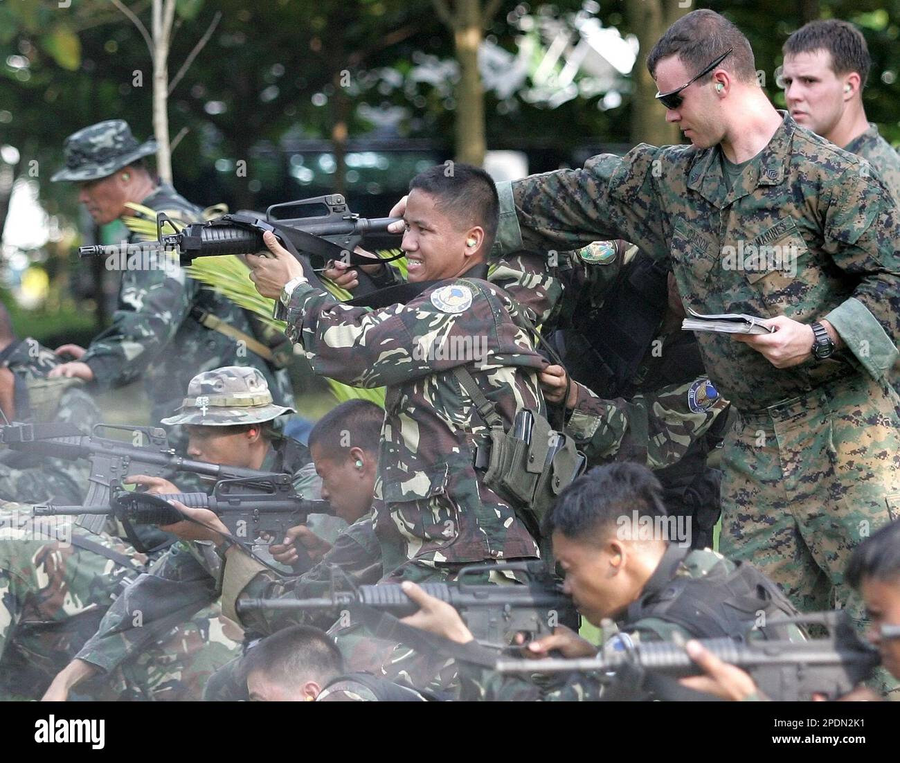 A member of the U.S. Deep Reconnaissance Platoon 31st Marine ...