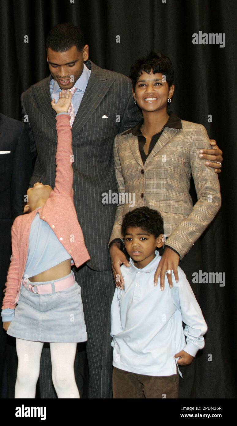 New York Knicks' Allan Houston stands with his wife Tamara, his ...