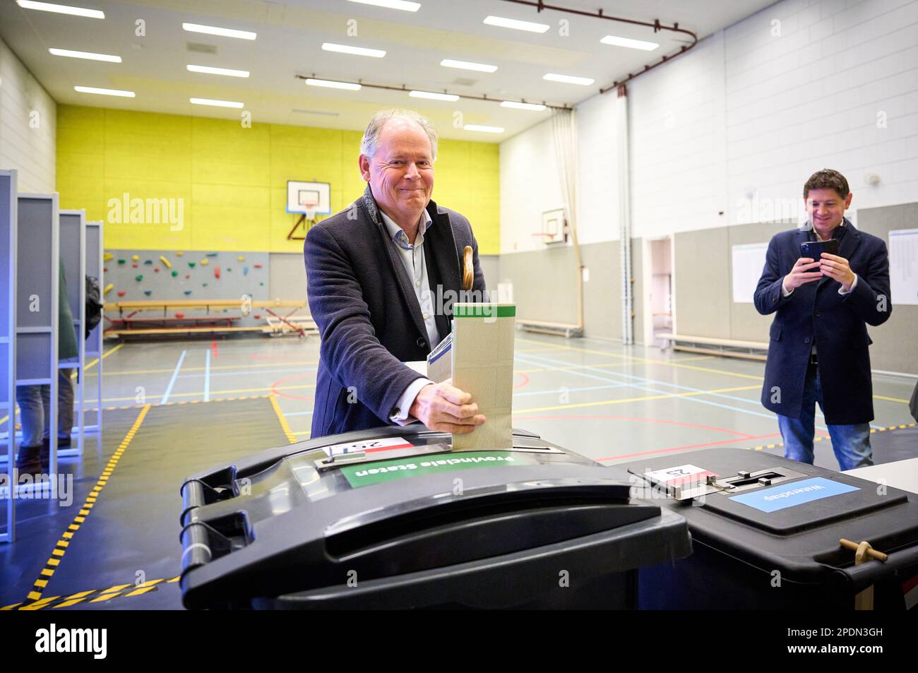 LEAD - D66 party leader for the Senate Paul van Meenen casts his vote ...
