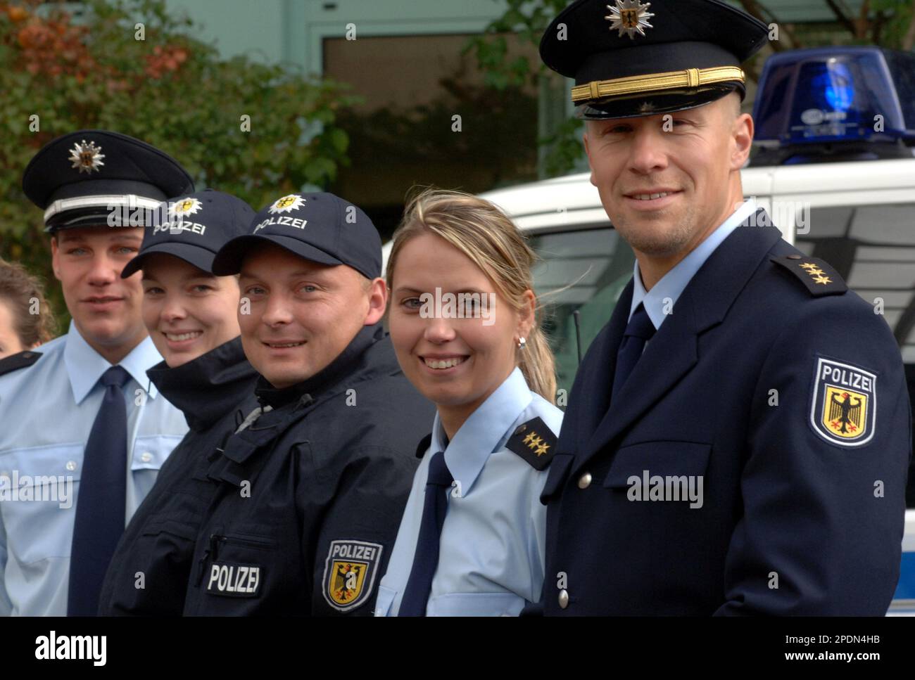 Beamte der Bundespolizei, des frueheren Bundesgrenzschutzes, posieren ...