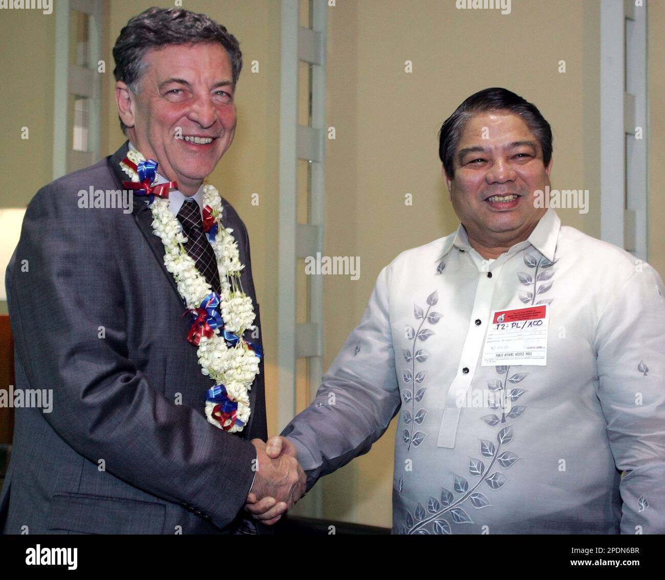 Australian Defense Minister Robert Hill, left, and Philippine Defense ...