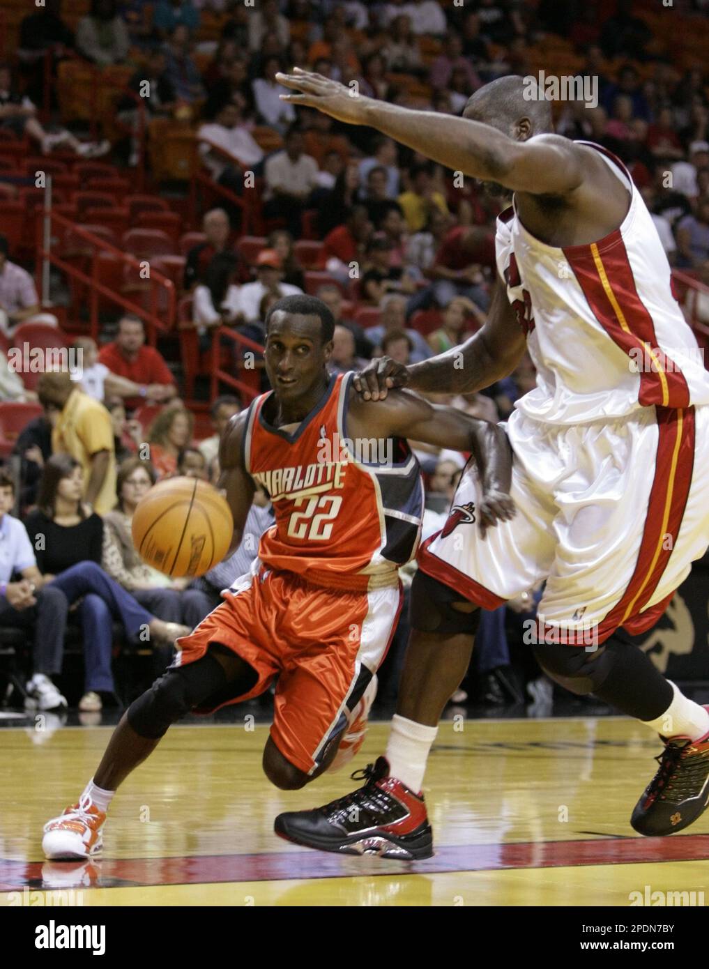 Charlotte Bobcats guard Brevin Knight (22) drives past Miami Heat ...