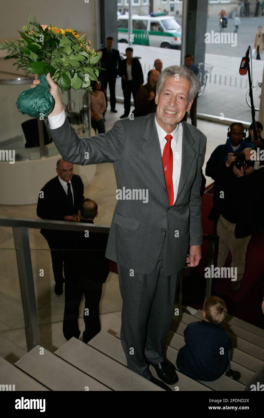 Der scheidende Buergermeister und Senatspraesident Henning Scherf winkt ...