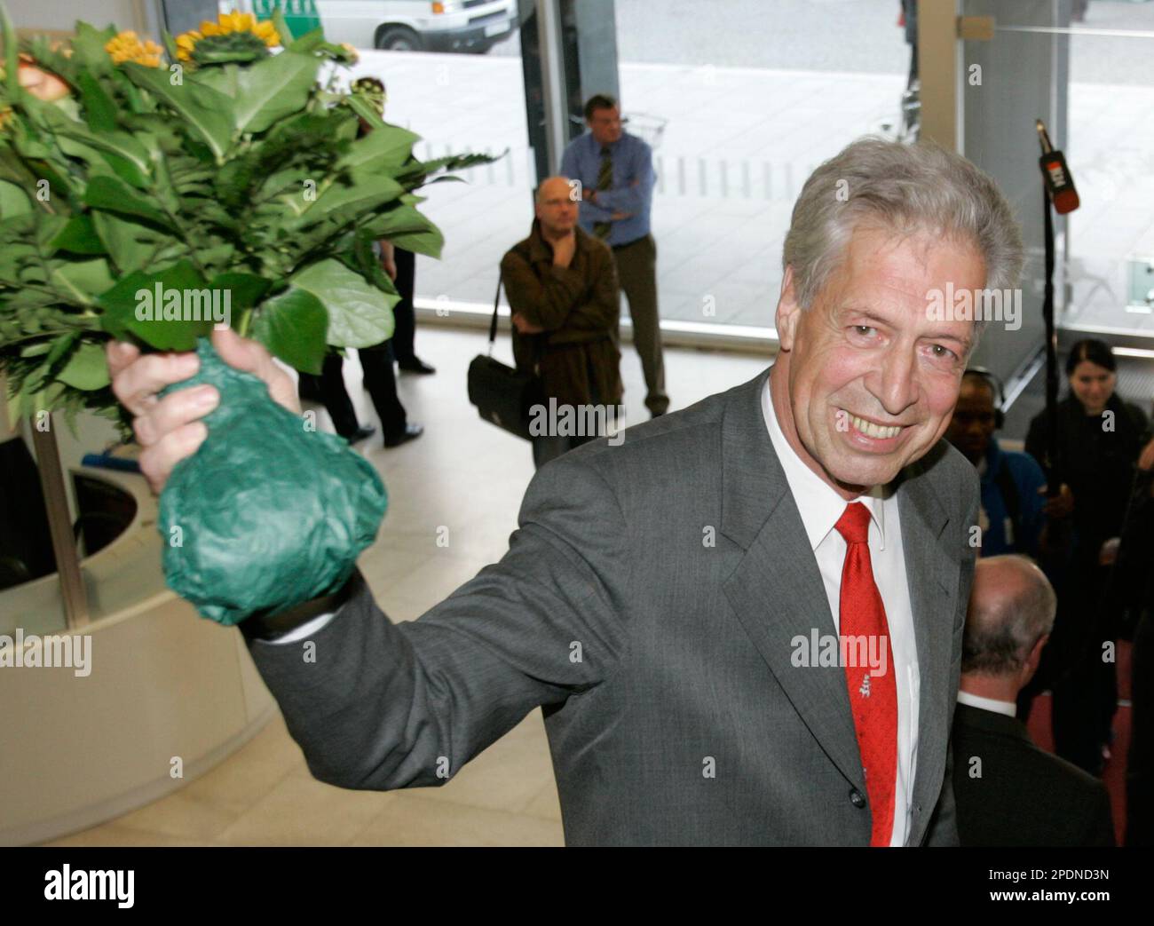 Der scheidende Buergermeister und Senatspraesident Henning Scherf winkt ...