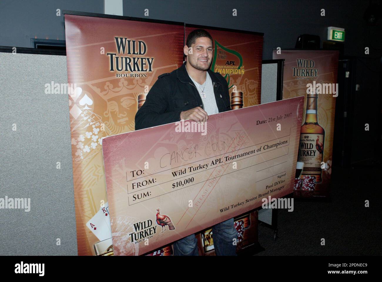 ARL rugby player Willie Mason with the $10,000 cheque to the Cancer ...