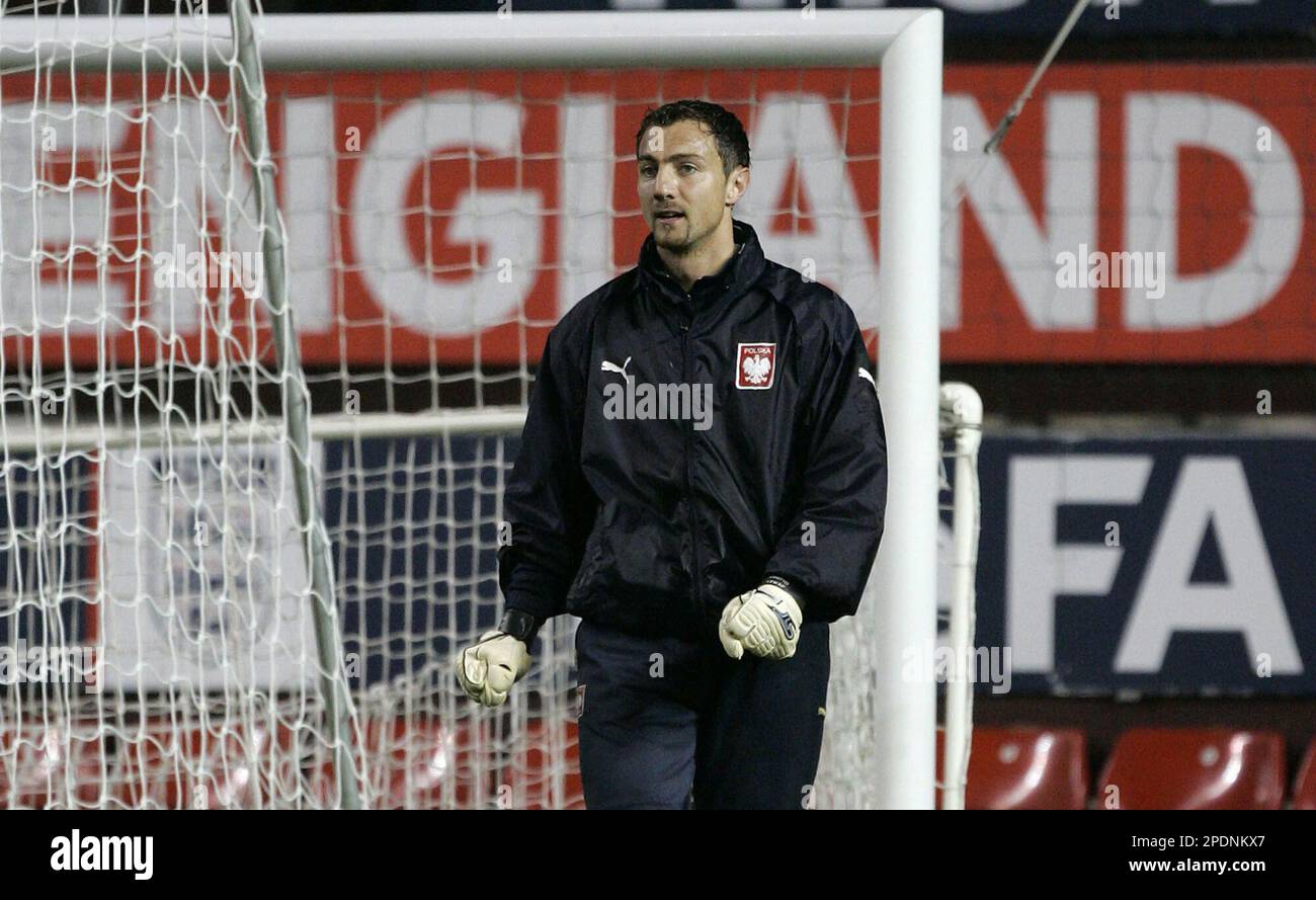 Goalkeeper Jerzy Dudek of the Polish football team trains at Old ...