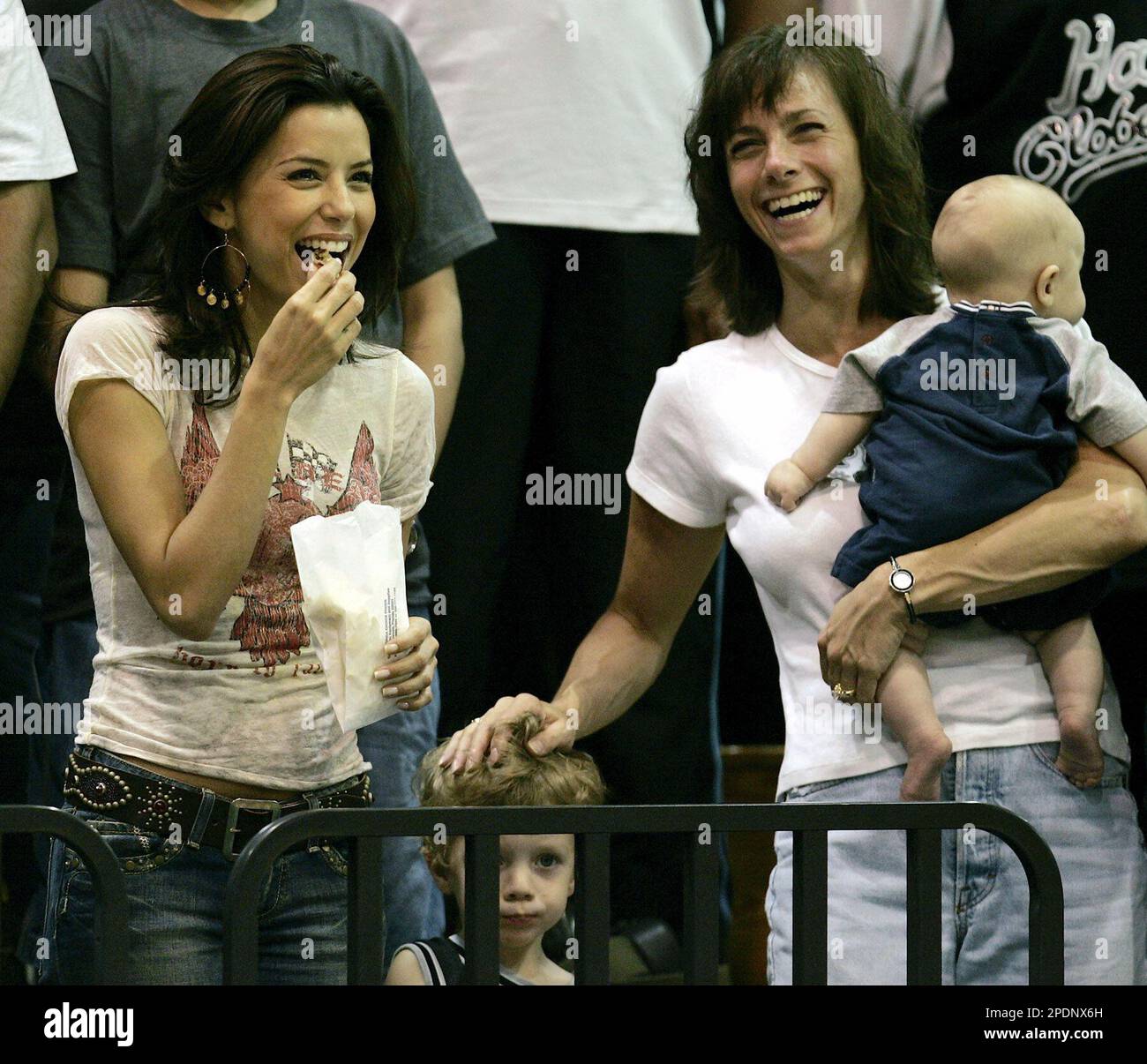 U.S. actress Eva Longoria, left, of the U.S. TV show "Desperate ...