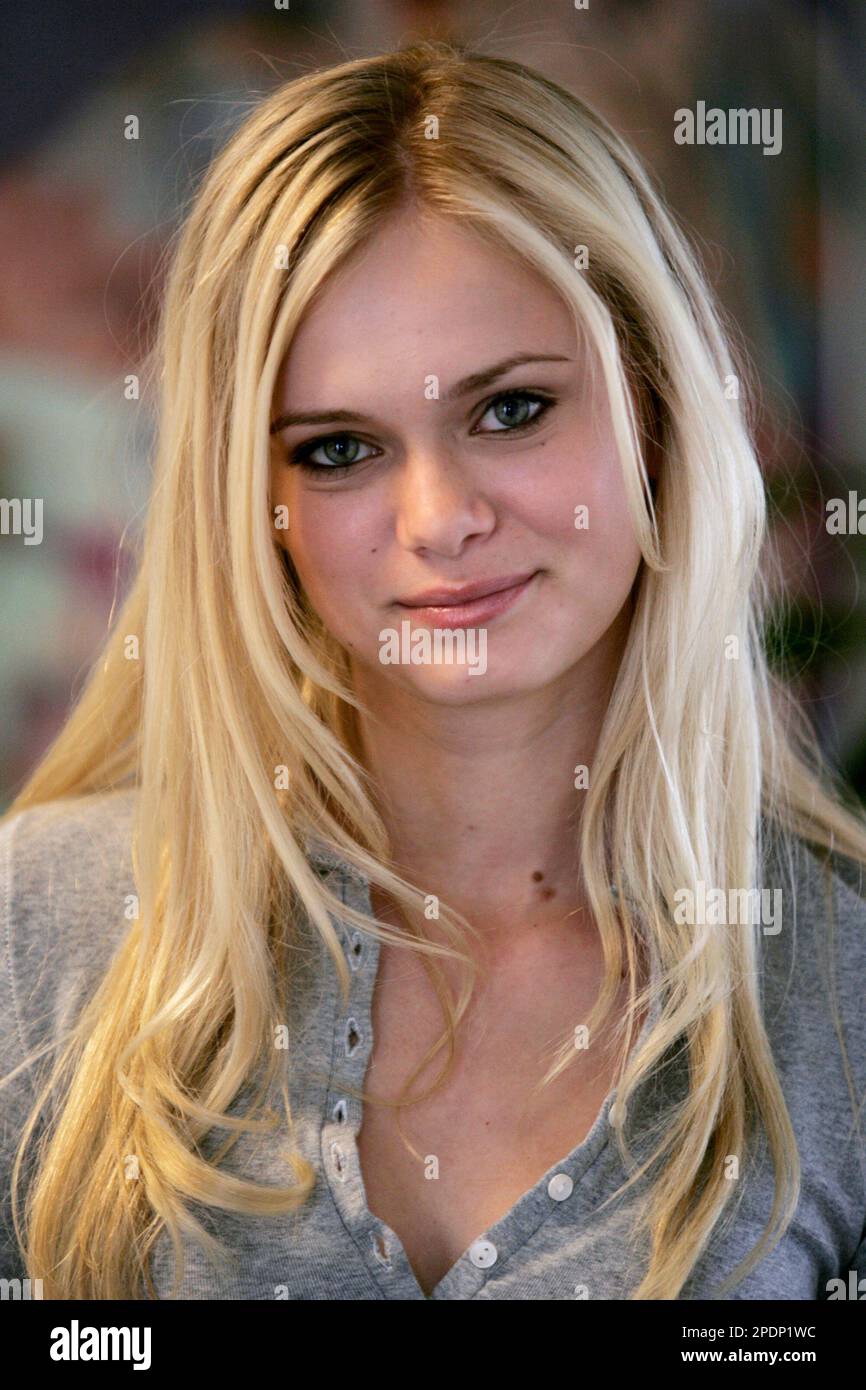 Actress Sara Paxton, star of "Darcy's Wild Life" on the Discovery Kids ...