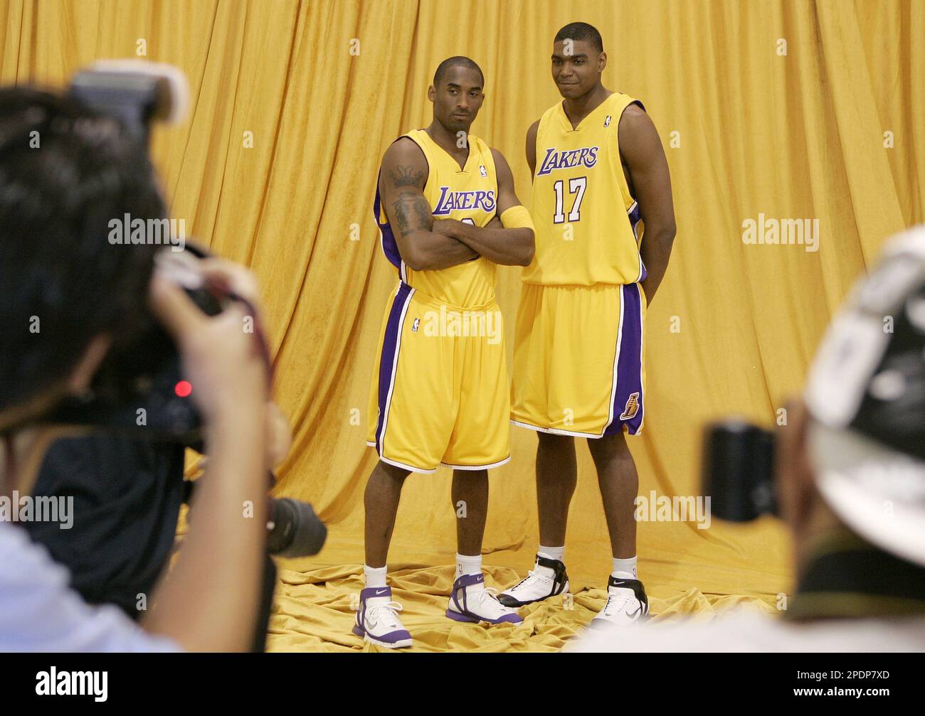 Los Angeles Lakers' Kobe Bryant, left, and Andrew Bynum pose for a ...