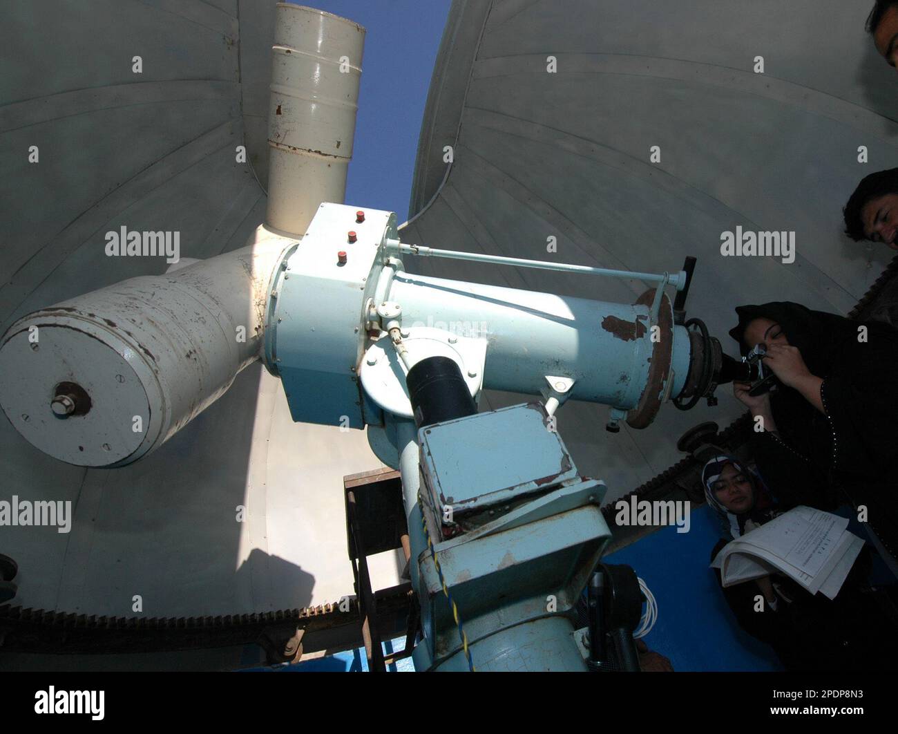 Pakistani student looks at partial solar eclipse at Karachi Observatory ...