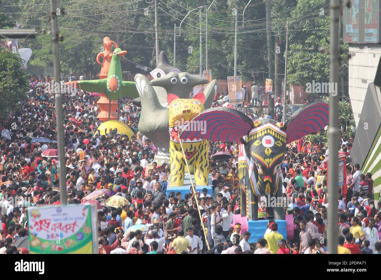 Dhaka, Bangladesh. 14th Apr, 2017. Mangal Shobhajatra, a colourful and ...