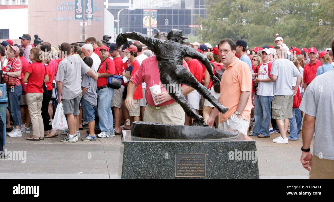 St. Louis Cardinals fans take a close look at a statue of Bob Gibson ...