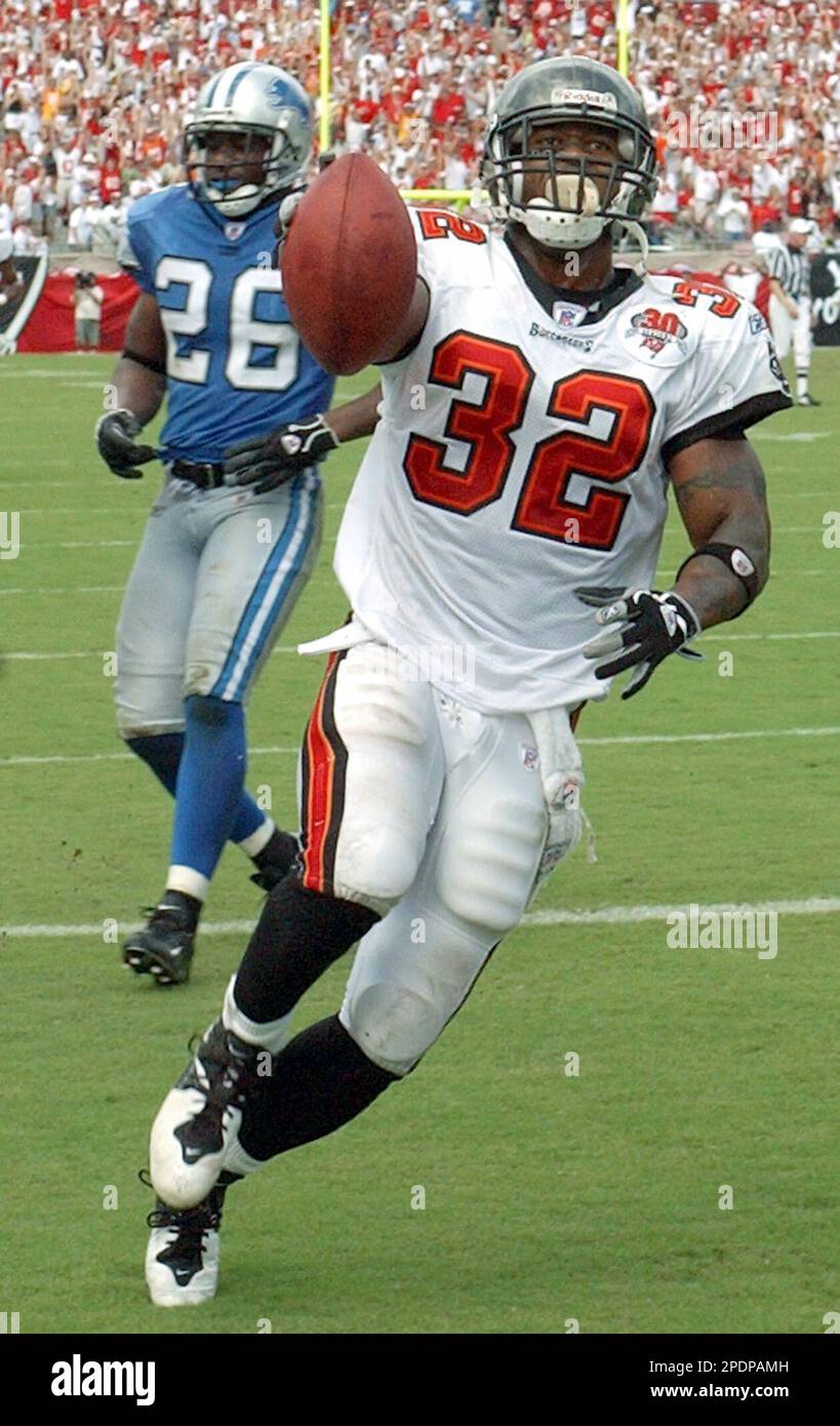 Tampa Bay Buccaneers running back Michael Pittman (32) outruns Detroit ...