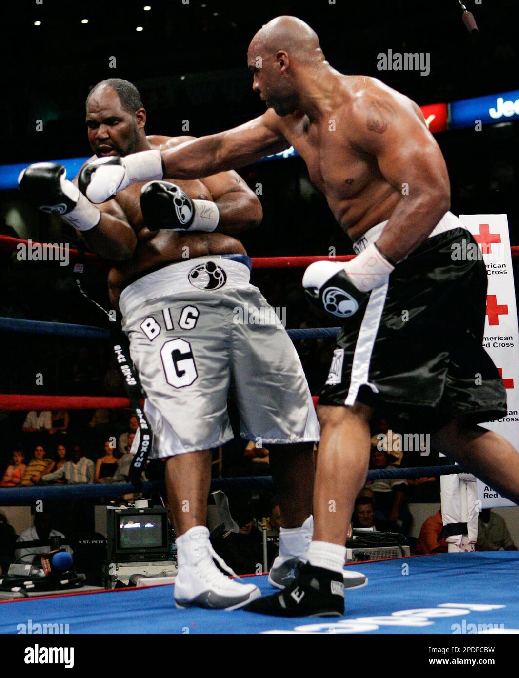 Lance Whitaker, right, of Van Nuys, Calif., connects with a right on Gabe Brown of Pensacola ...