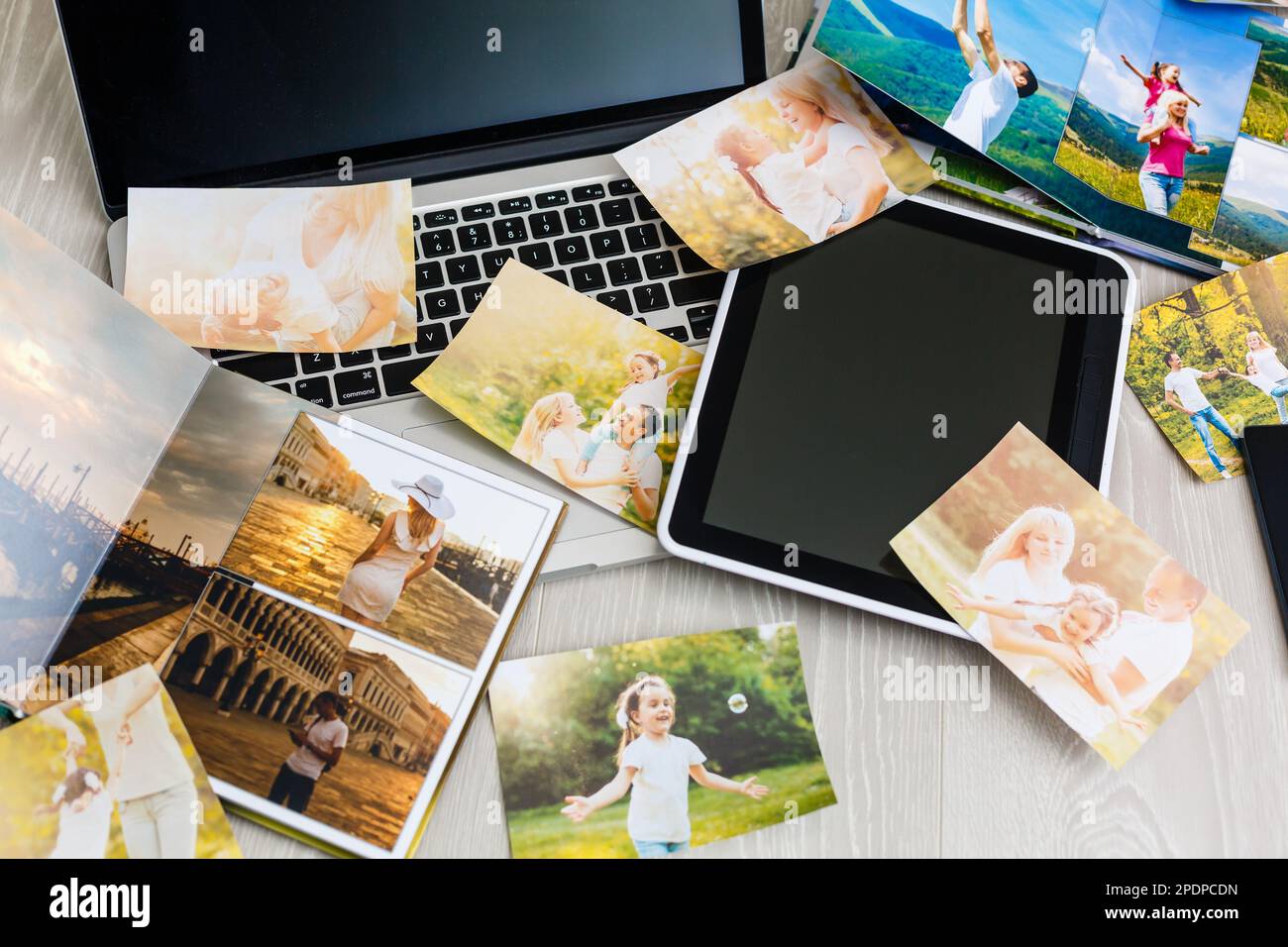 Silver photo album open hi-res stock photography and images - Alamy