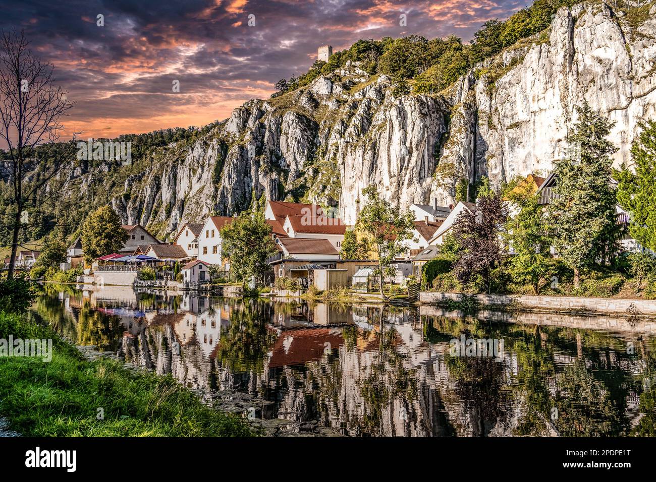 Idyllic sunset view with reflections of Markt Essing with the ruin of ...