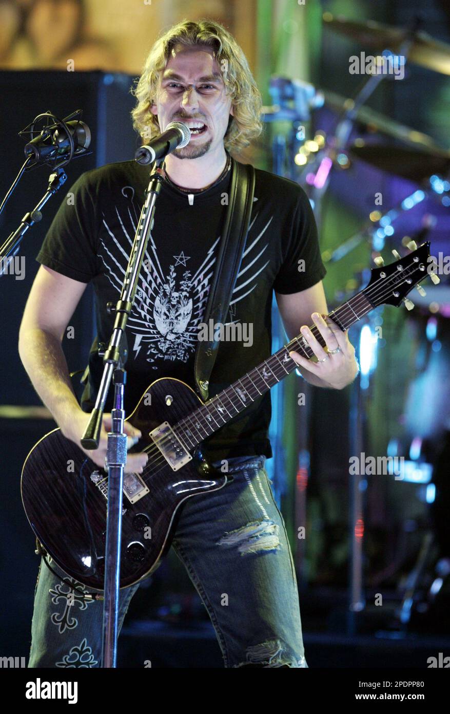 Nickelback lead singer Chad Kroeger performs during the "Nokia Unwired ...