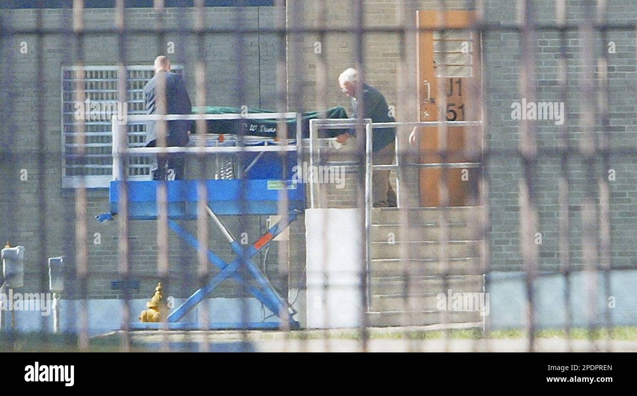 The body of Herman Dale Ashworth is removed from the death chamber ...