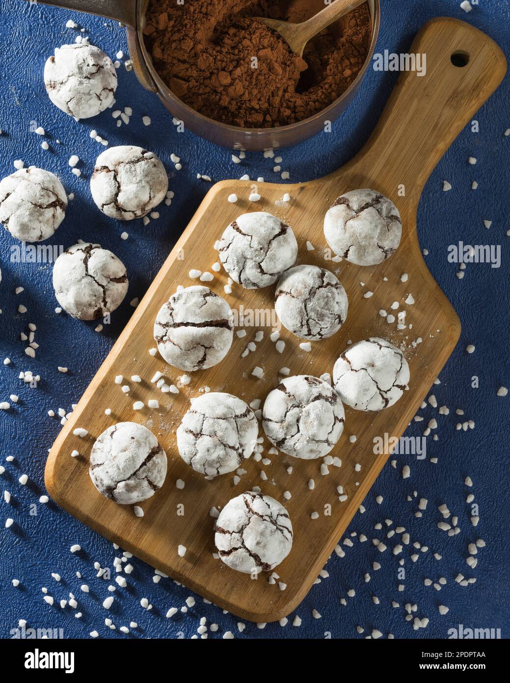 Crinkles. Chocolate cookies Stock Photo - Alamy