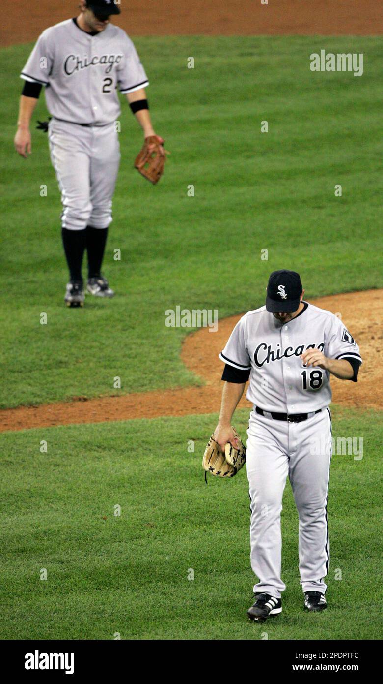 Chicago White Sox pitcher Cliff Politte (18) and third baseman Joe ...