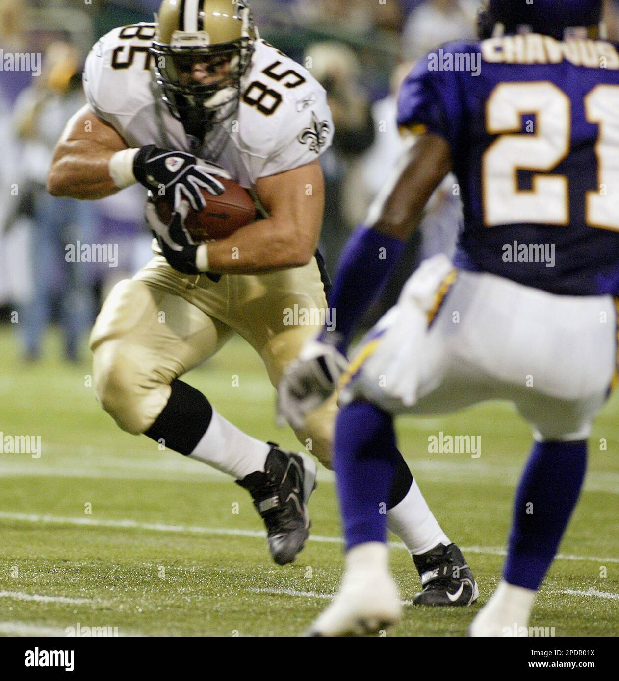 New Orleans Saints tightend Ernie Conwell (85) scores against Minnesota ...