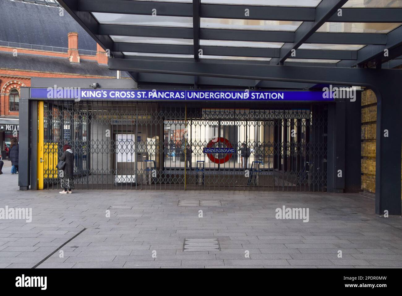 Kings cross station sign platform train london england hi-res stock ...