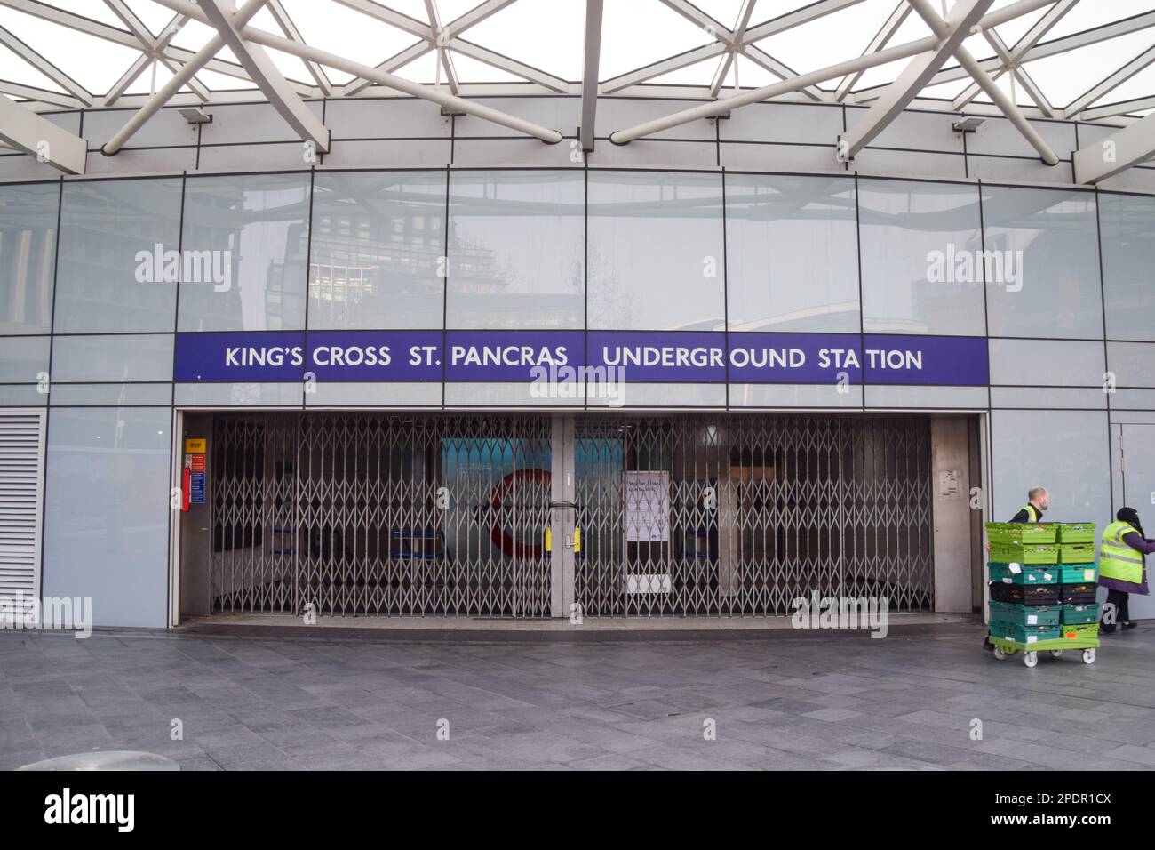 Kings cross station sign platform train london england hi-res stock ...