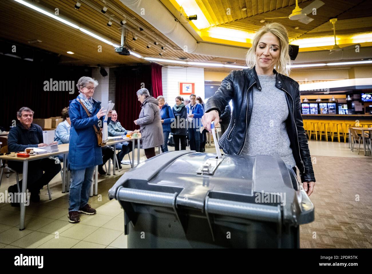 OSS - SP leader Lilian Marijnissen casts her vote for the provincial ...
