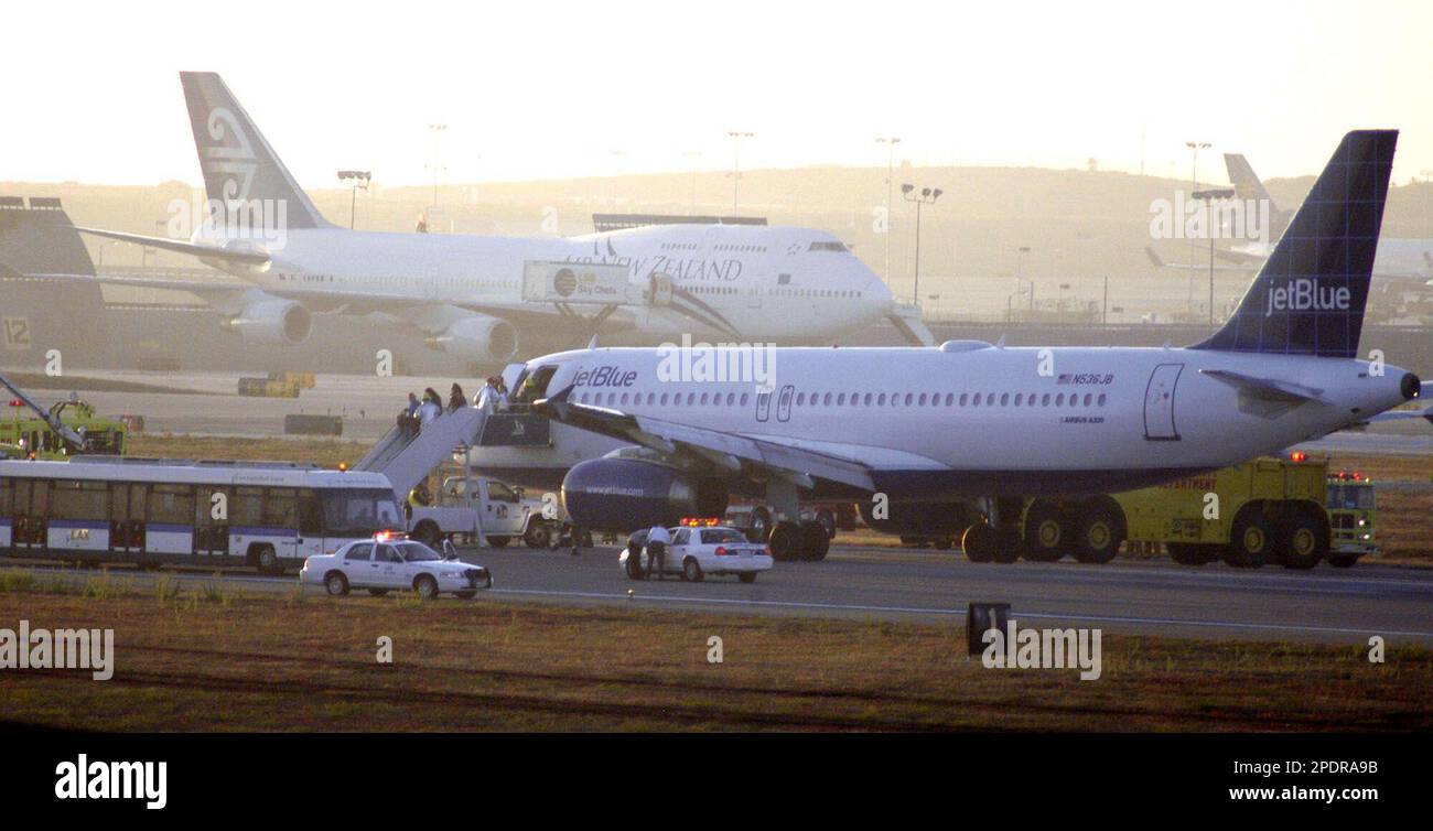 Passengers deplane after JetBlue flight 292 made a safe emergency ...