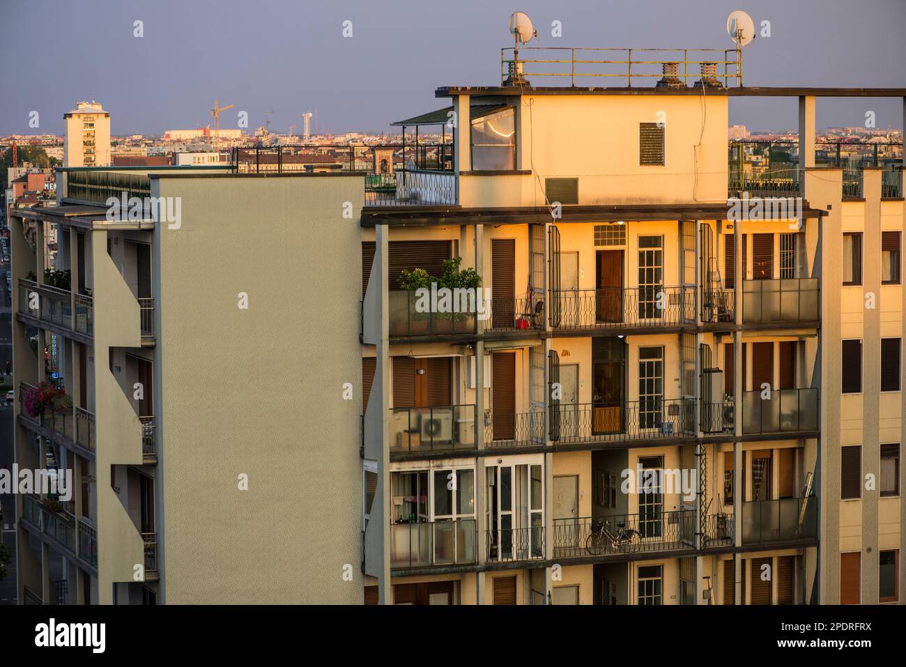 Mid rise apartment building hi-res stock photography and images - Alamy