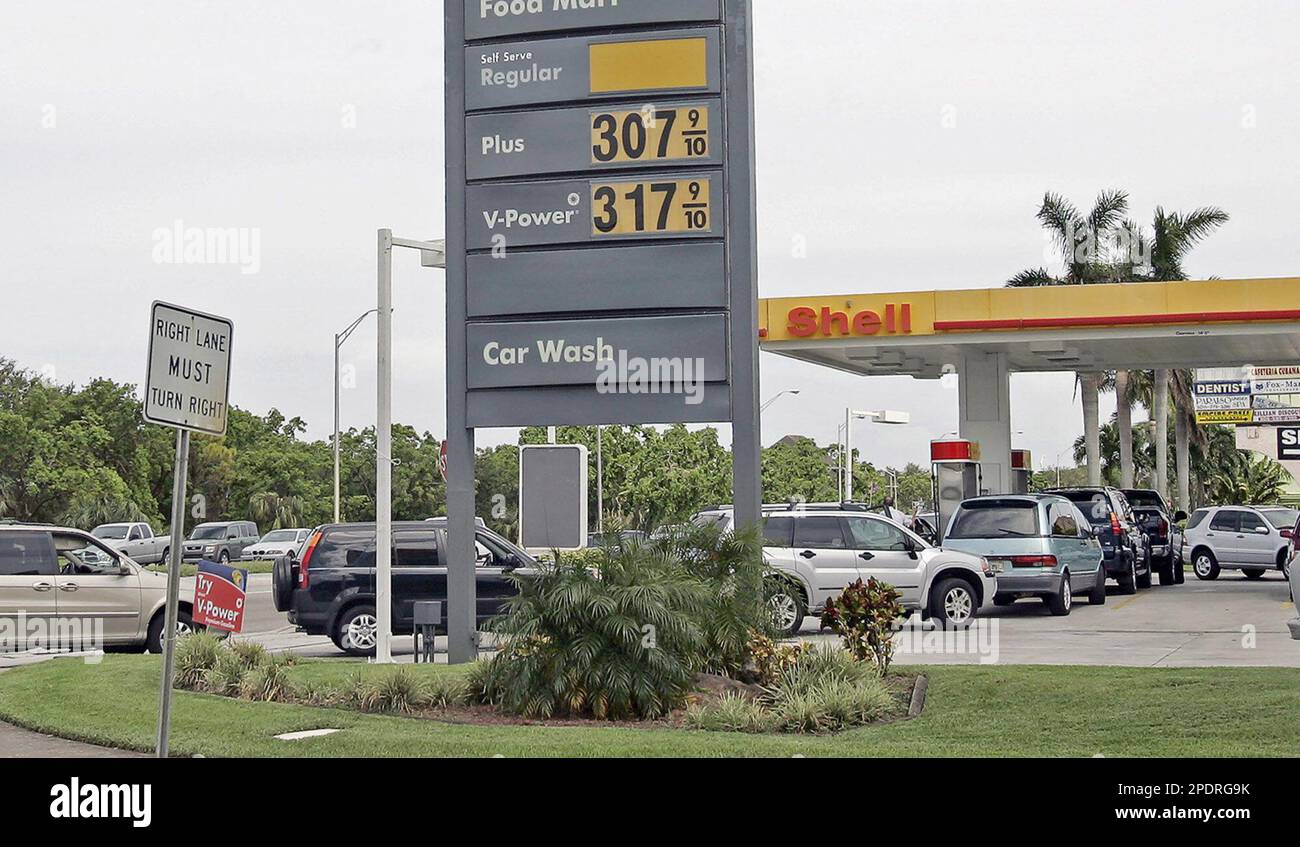 Motorists line up for fuel as they prepare for Tropical Storm Rita ...