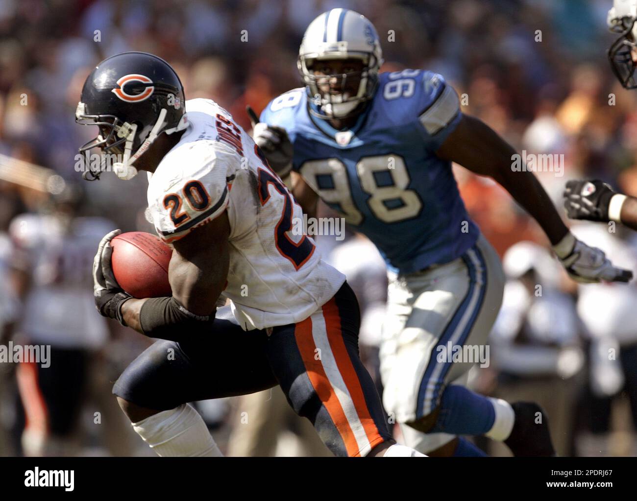 Chicago Bears running back Thomas Jones (20) runs past Detroit Lions ...