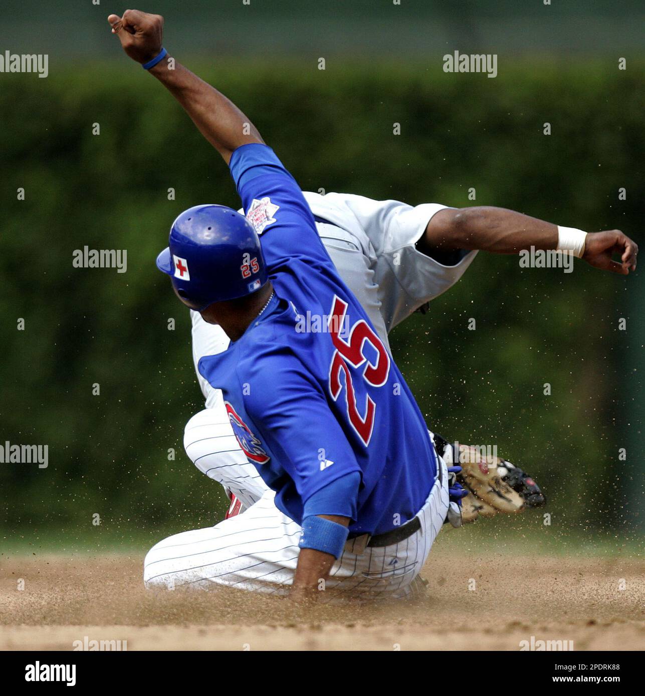 Chicago Cubs' Derrek Lee (25) is tagged out by St. Louis Cardinals ...