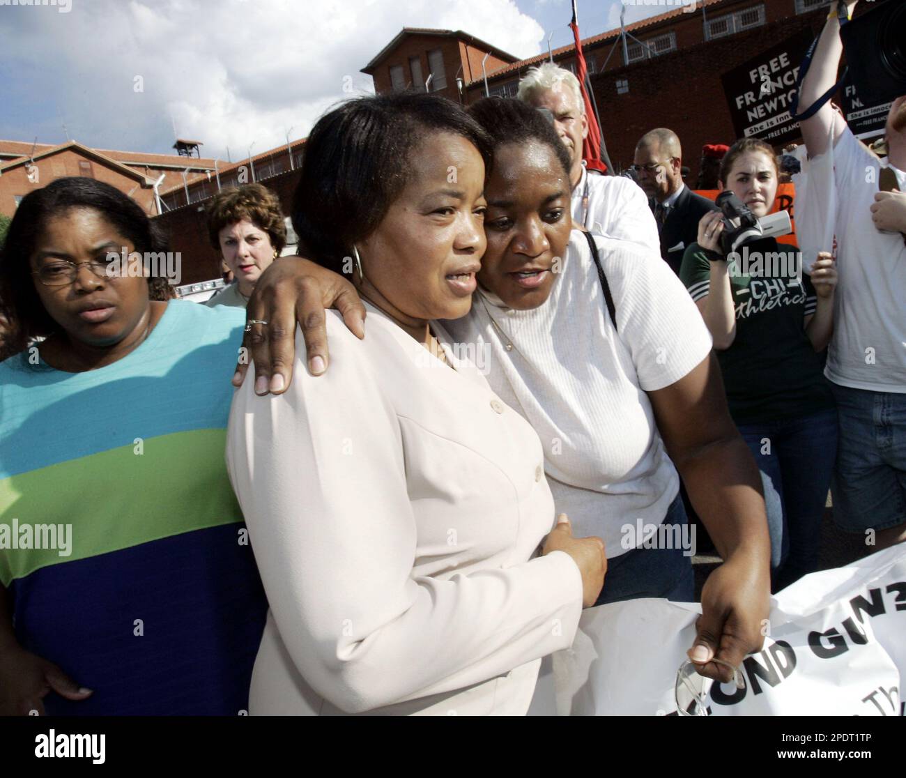 ** ADDS NEWTON'S SISTER AT LEFT ** Iva Jewel Nelms, left, mother of ...