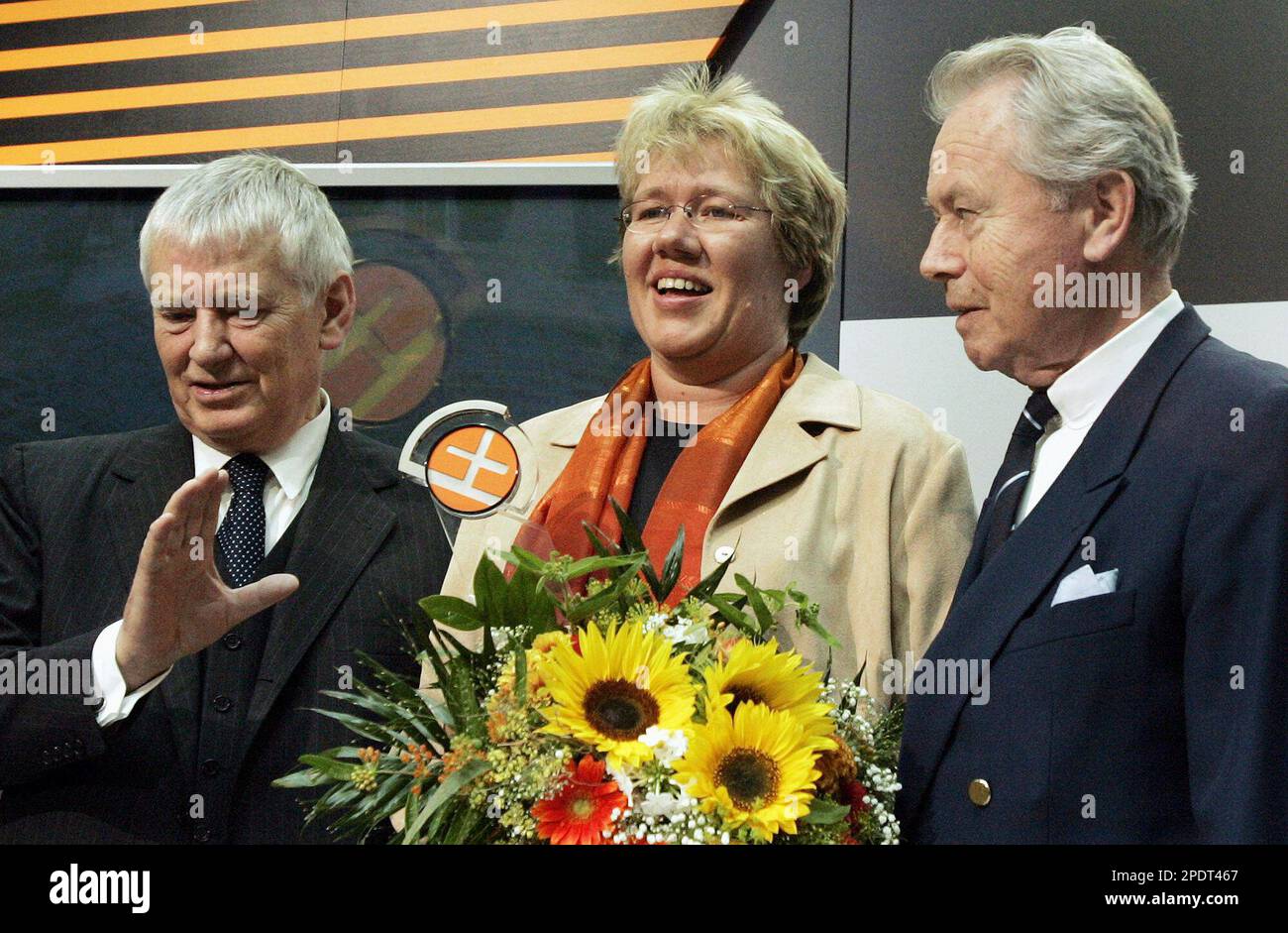 Bundesinnenminister Otto Schily, links, die Preistraegerin Gabriele ...