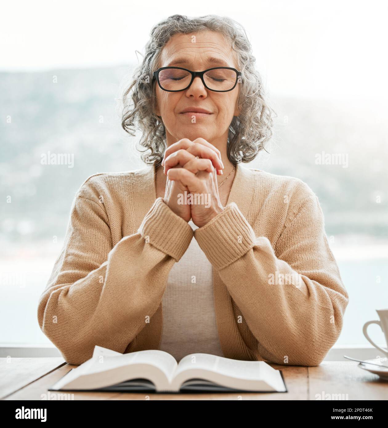 Senior female reading bible praying hi-res stock photography and images ...