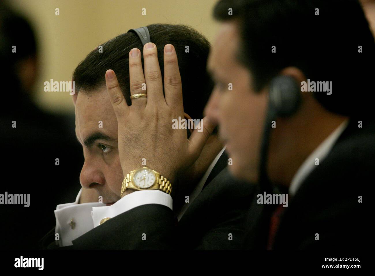 Salvadoran President Tony Saca listens to Brazil's President Luiz ...