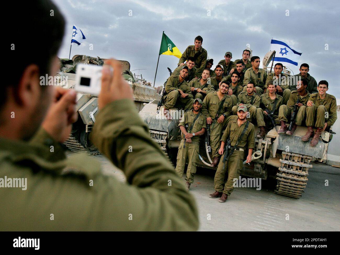 Israeli soldiers pose for a group photo after the troops left the Gaza ...