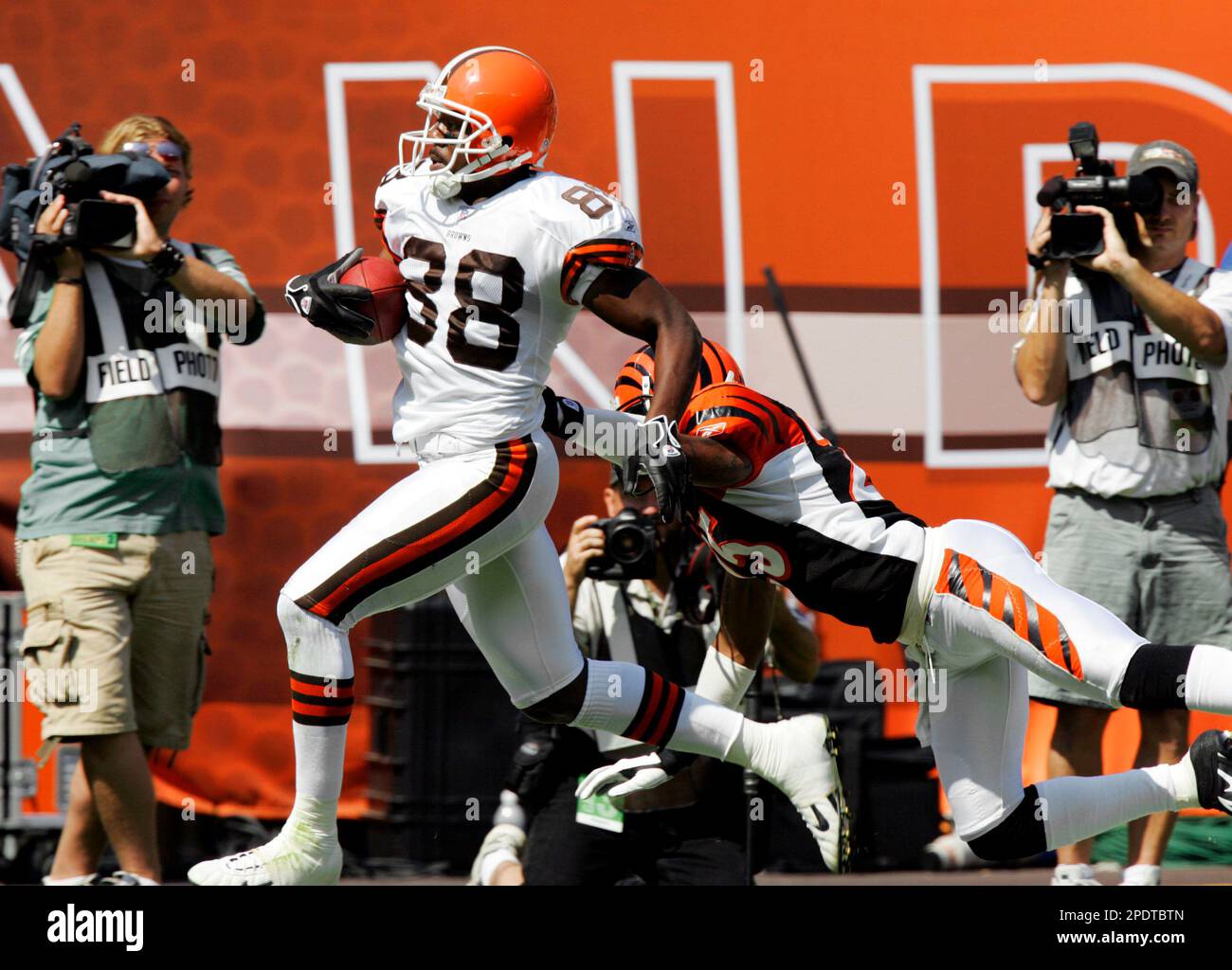 Cleveland Browns wide receiver Frisman Jackson (88) outruns Cincinnati ...