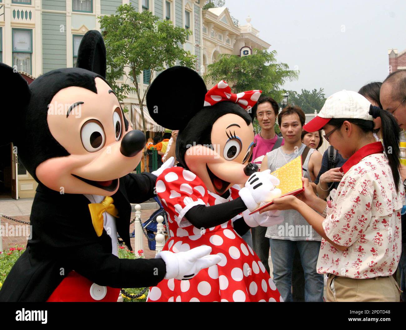 Minnie Mouse Autograph Minnie Mouse Signing An Autograph At Disneyland