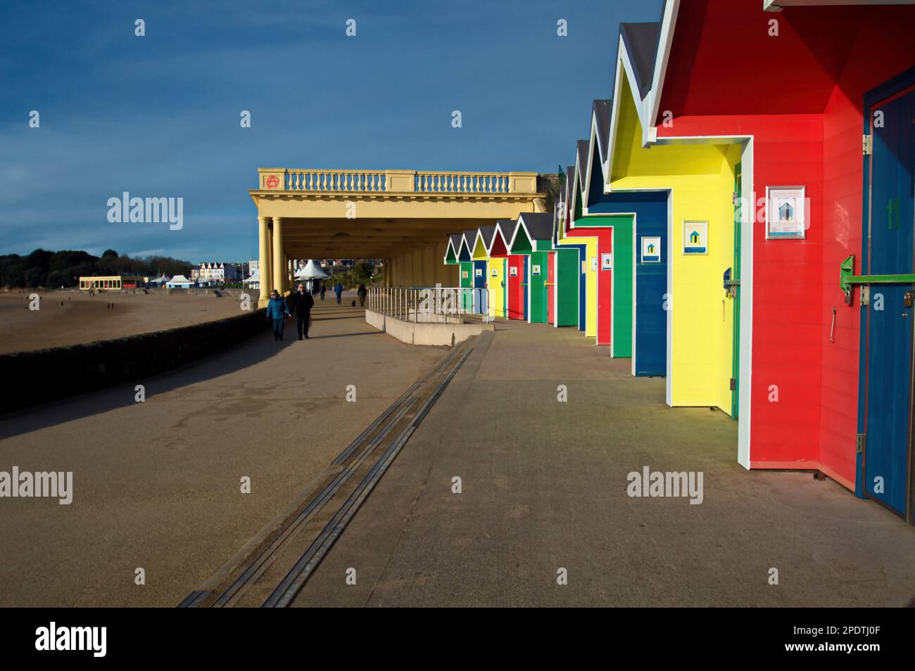 Barry island beach huts hi-res stock photography and images - Alamy