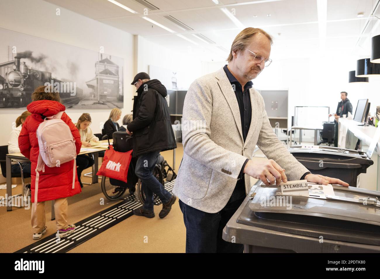 ZAANDAM - Johan Dessing FVD party leader for the Senate casts his vote ...