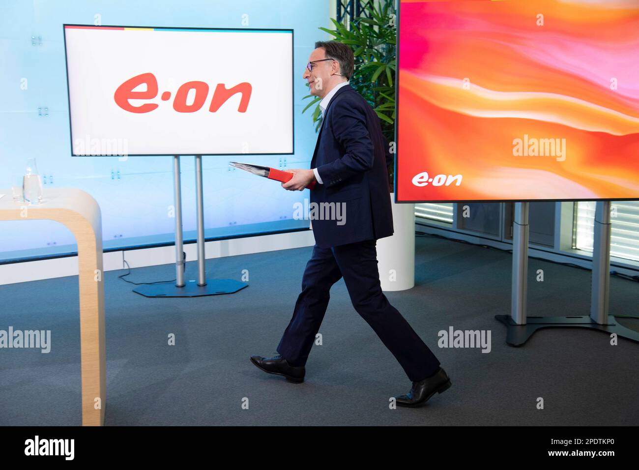 Marc SPIEKER, management member, CFO, CFO, on his way to the press ...