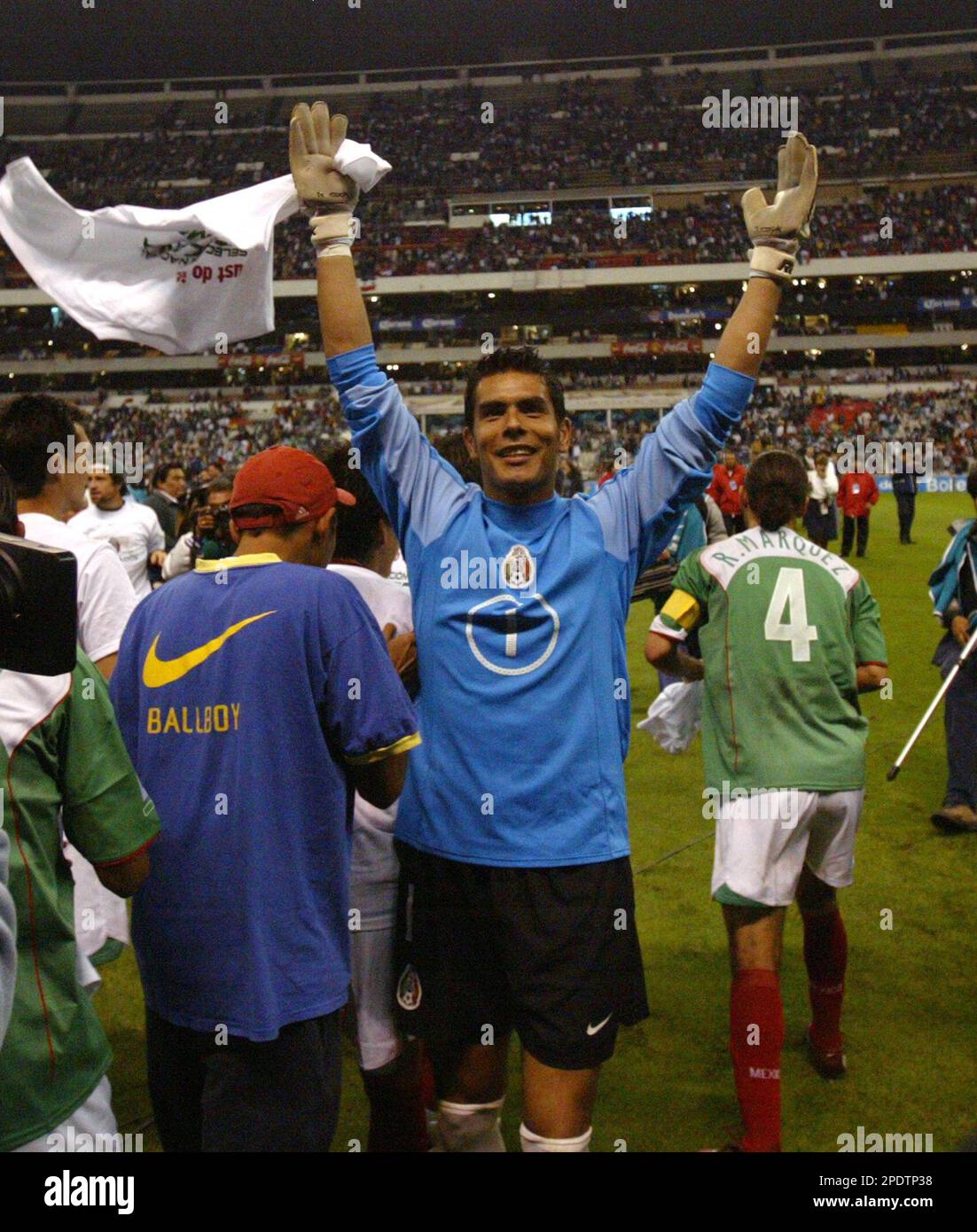 Mexico's Oswaldo Sanchez celebrates after defeatingPanama 5-0 at the ...