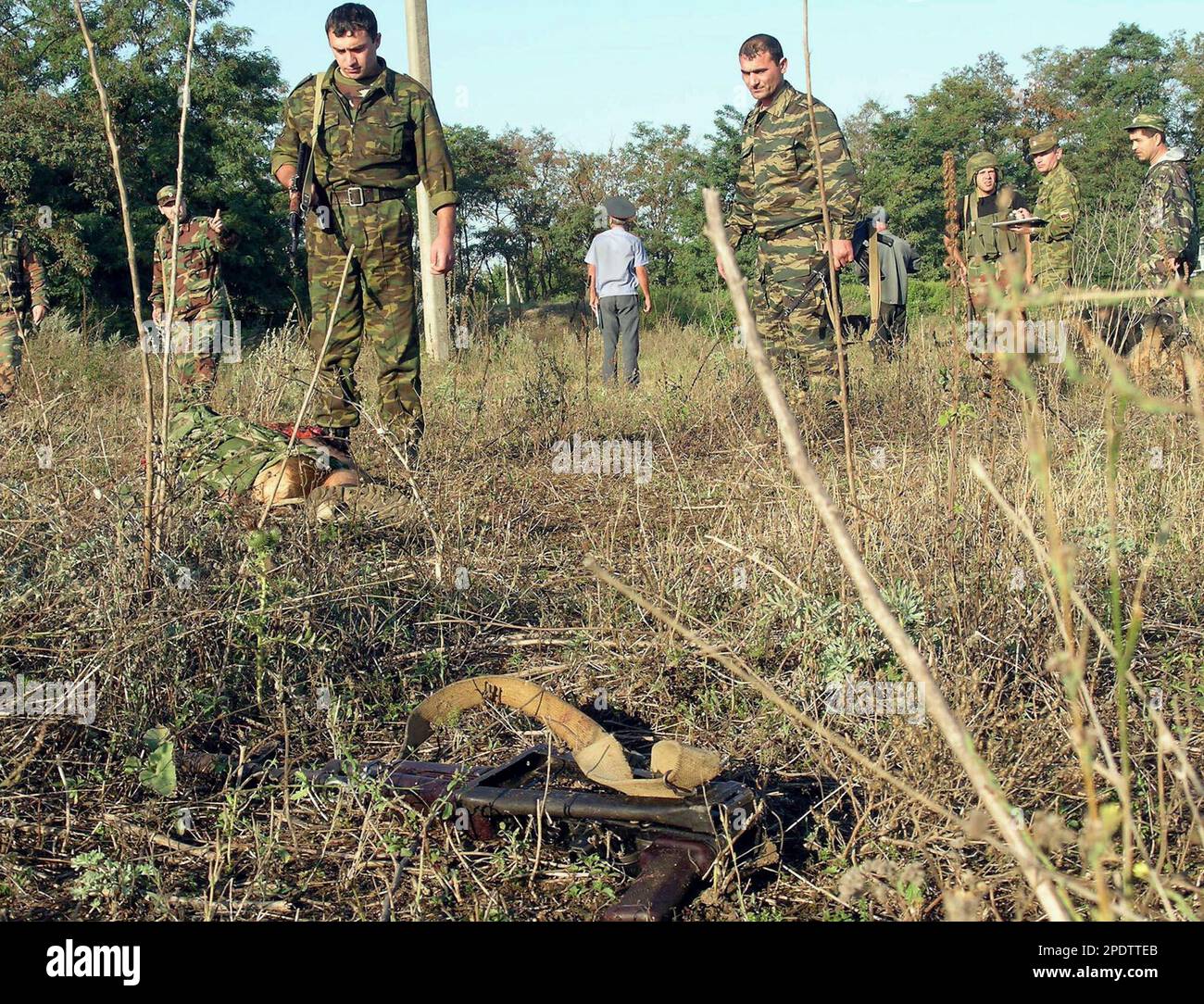 Russian soldiers look at the body of their comrade killed by a bomb in ...